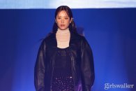 日向坂46佐々木久美、大人っぽスタイルで美脚あらわに！「カッコイイ！」「神すぎ！」 - girlswalker