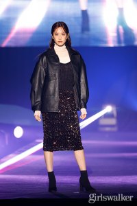 日向坂46佐々木久美、大人っぽスタイルで美脚あらわに！「カッコイイ！」「神すぎ！」 - girlswalker