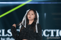 乃木坂46梅澤美波、キラキラの黒ラメニットを着こなす！チラ見えする美脚にうっとり♡ - girlswalker